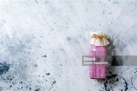 밝은 흰색 콘크리트 배경에 유리 항아리에 신선한 건강한 블루 베리 스무디 베리와 민트 제로 폐기물 개념 맨 위 보기 공간을 복사합니다 건강한 생활방식에 대한 스톡 사진 및