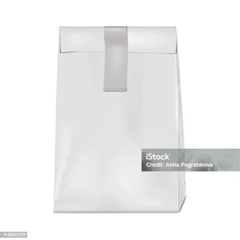 빈 끈적 끈적한 라벨 벡터 모형이있는 흰색 종이 봉지 씰 스티커가있는 에코 패키지 현실적인 모형 3차원 형태에 대한 스톡 벡터