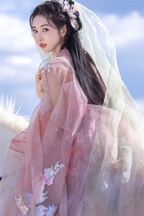 宣璐穿桃粉汉服化身女侠 古灵精怪仙气飘飘 搜狐大视野 搜狐新闻