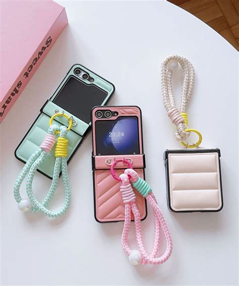 엠보싱 핸드 스트랩 힌지보호 풀커버 갤럭시 Z플립6 Z플립5 Z플립4 Z플립3 제트플립6 제트플립5 제트플립4 제트플립3 지플립6 지플립5 지플립4 지플립3 가죽 하드