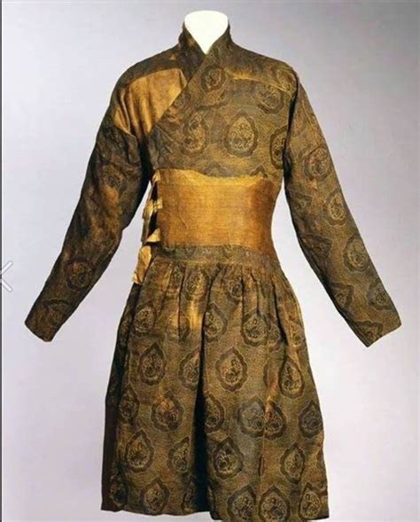 Эртний Монгол дээлний загвар Торго салонд