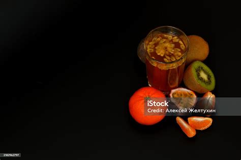 검은 배경에 씨앗이 있는 열대 과일 주스의 큰 유리잔 잘 익은 귤 패션 프루트 키위 과일 조각 옆 0명에 대한 스톡 사진 및 기타 이미지 Istock