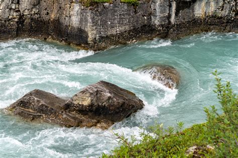 Kootenay 강의 청록색 물이 브리티시 컬럼비아 주 Kootenay 국립 공원의 Marble Canyon을 통해 돌진합니다 마블 협곡 브리티시 컬럼비아에 대한 스톡 사진