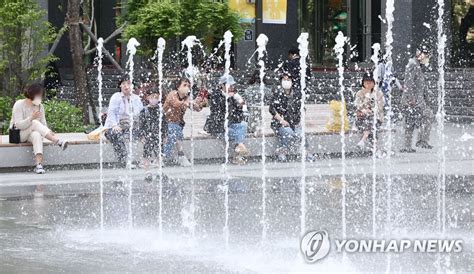 포근한 날씨 연합뉴스