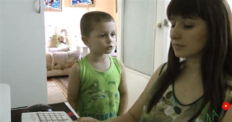 Това дете искаше вниманието на майка си но тя беше заета за него и вижте какво се случи когато