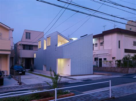 Complex House By Tomohiro Hata Architects