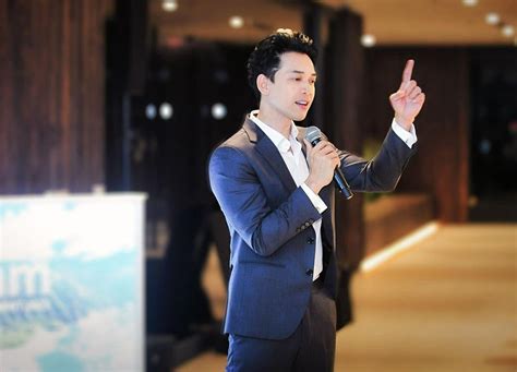 Vẻ điển trai của Chủ tịch ACB Trần Hùng Huy khiến chị em nào cũng muốn đổ gục