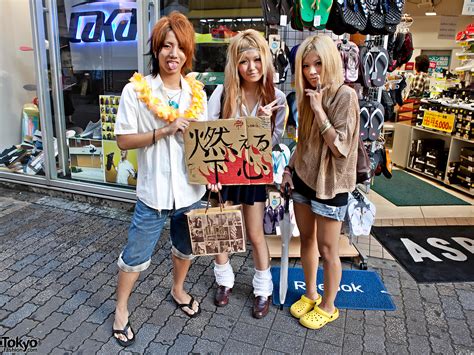 배경 화면 거리 여자애들 여름 사람 소녀 미소 유행 머리 장난 행복 일본어 도쿄 평화 시부야 웃음 꿰뚫는 금발의 교복 악어 중심가