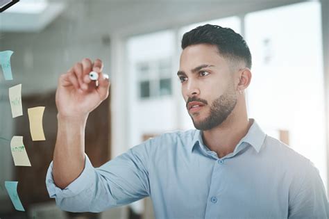 현대 사무실에서 브레인 스토밍 세션을 갖는 젊은 사업가의 샷 쓰기에 대한 스톡 사진 및 기타 이미지 쓰기 유리 재료 투명