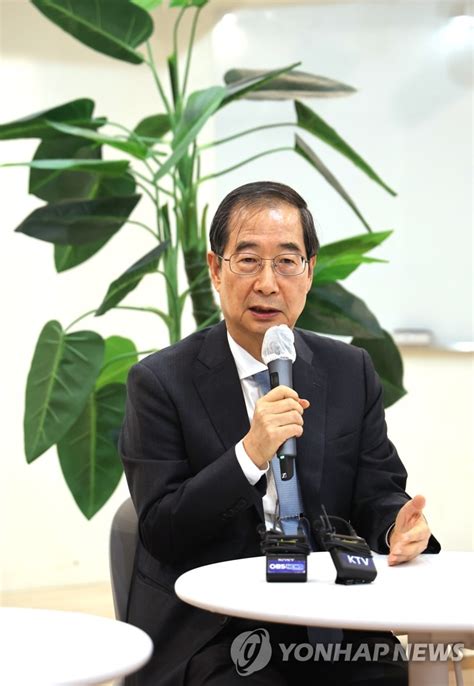 출입 기자들과 간담회 하는 한덕수 총리 연합뉴스