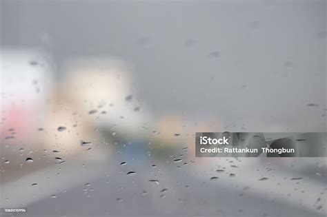 방울의 비는 저녁에 유리 바람막이 유리에 이슬비 폭우에 거리입니다 Bokeh 꼬리 빛입니다 소프트 포커스입니다 제발 신중 하 게 미 끄 러운도 드라이브 소프트 포커스입니다