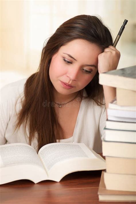 Lettura Addormentata Di Caduta Della Ragazza Stanca Dello Studente Un Libro Nella Biblioteca