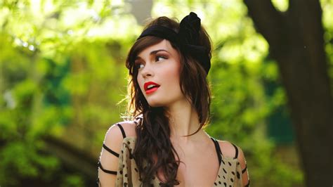 배경 화면 얼굴 햇빛 나무 숲 야외 여성 여자들 초상화 긴 머리 구성하다 사진술 드레스 빨간 립스틱