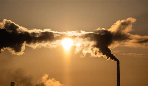 대기로 오염을 방출 하는 공장 파이프의 보기 환경 문제 선셋 레드 선 0명에 대한 스톡 사진 및 기타 이미지 0명 강철 공장 산업 건물 Istock