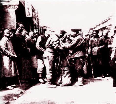 清朝菜市口现场真实老照片，旁边围观的人表情麻木