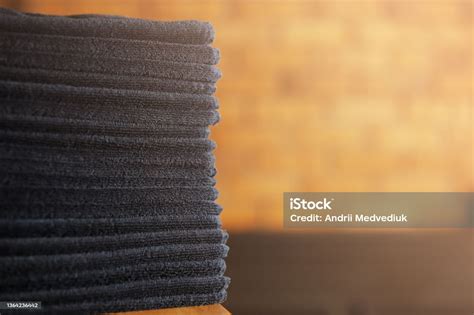 나무 테이블과 벽돌 벽 배경에 검은 욕실 수건을 쌓아 스파 살롱 이발소 0명에 대한 스톡 사진 및 기타 이미지 0명 가정 생활 개체 그룹 Istock