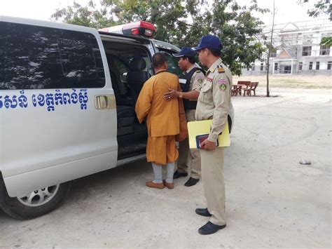 សូម្បីតែសង្ឃចិនក៏ខុសច្បាប់ដែរ ដើររៃអង្គាសប្រាក់តាមផ្លូវនៅក្នុងខេត្តកំពង់ស្ពឺ Khmernote