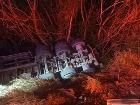 聯結車爆胎失控！衝破國3通霄段護欄大翻車 Nownews 今日新聞 Line Today