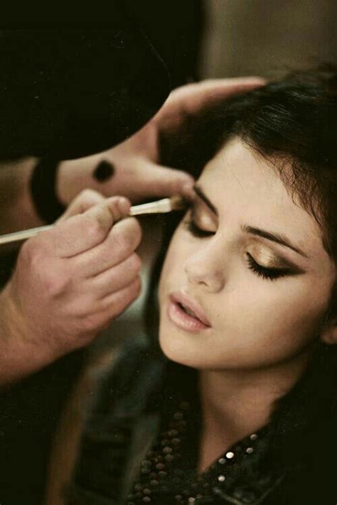 Pin By Silvena P On Selena Gomez Dramatic Eye Makeup Trendy Eyeshadow Gold Smoky Eye