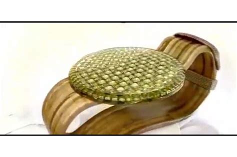 ببینید ساخت یک میز لاکچری حیرت‌انگیز با ۶٨ ساعت طلای رولکس خبرآنلاین