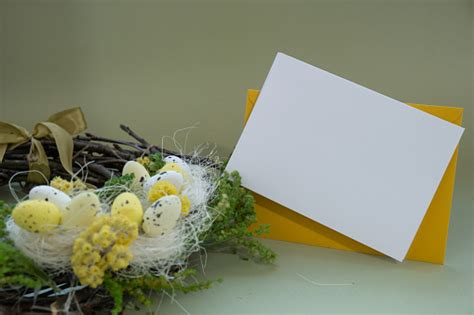 흰색 빈 봉투 템플릿 수제 부활절 화환 축제 노란색 달걀 장식의 샘플입니다 전통적인 휴가 준비 공예 창조적 인 장식 지속 가능한 책임감 있는 휴일 선물 워크숍 만들기 복사