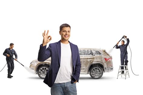 큰 표지판을 몸짓하는 남자와 고압 세척기로 Suv를 씻는 노동자들 세차장에 대한 스톡 사진 및 기타 이미지 세차장 차