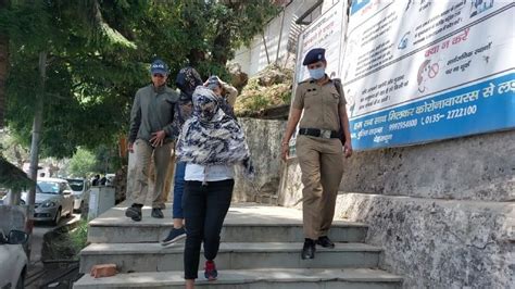 Uttarakhandहोटल में ऐसे हाल में थे तीन पुरुष और दो महिलाएं आपत्तिजनक