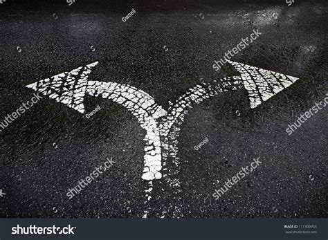 습식 아스팔트 도로에 양방향 화살표 기호 스톡 사진 111309935 Shutterstock