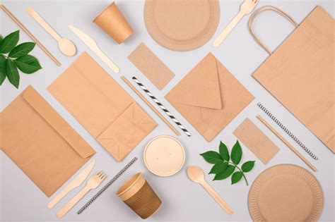 친환경 식기와 플랫 평신도 조성 밝은 회색 배경에 크래프트 종이 식품 포장 길거리 식품 용지 포장 재활용 가능한 종이 제로 폐기물 포장 개념 Mockup 0명에 대한 스톡