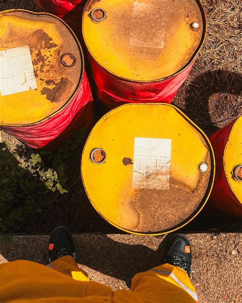 คลังภาพถ่ายฟรีของ กลางแจ้ง กางเกงสีเหลือง การจัดการของเสีย การรีไซเคิล การเก็บของกลางแจ้ง