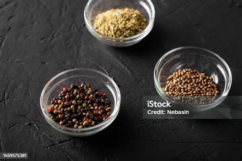 세 개의 용기에 다양한 향신료 후추 고수 오레가노 어두운 배경 클로즈업 0명에 대한 스톡 사진 및 기타 이미지 0명 3가지 개체 가루로 빻은 Istock