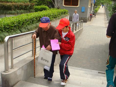 帮助别人过马路 卡通图片 大山谷图库