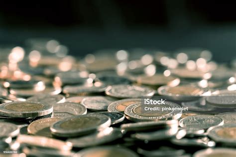 어두운 빛 사업 및 금융 위로 돈 절약 또는 투자 배경 컨셉 검은 복사 공간 매우 가까이에 얕은 Dof 바닥에 돈 동전을