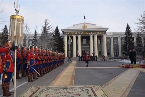 Батлан хамгаалах яам 1 8 тэрбумаар хувцас хэрэгсэл авна