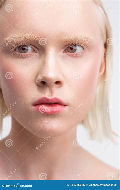 Vrouw Met Gesneden Loodje Het Hebben Van Rooskleurig Rouge En Witte Wenkbrauwen Stock Afbeelding