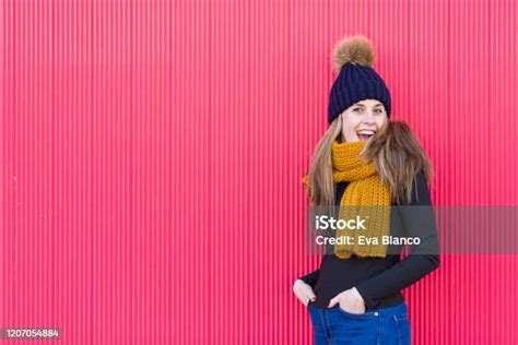 빨간 배경 위에 젊은 아름다운 행복한 여자를 초상화 스카프와 모자 착용 감정에 대한 스톡 사진 및 기타 이미지 감정 금발 머리 낮 Istock