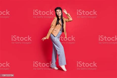 전체 길이 사진 의 사랑스러운 여자 즐길 파티 좋은 분위기 착용 블랙 모자 고립 된 레드 컬러 배경 갈색에 대한 스톡 사진 및