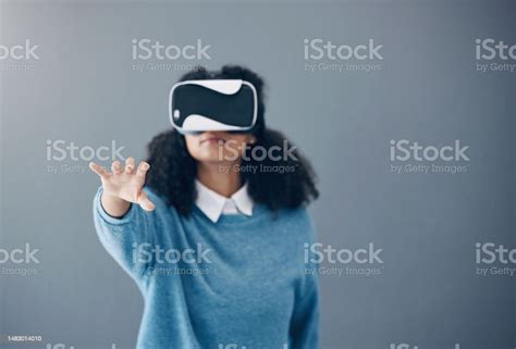 여자 손 가상 현실 안경은 스튜디오에서 모형 공간과 3d 게임이 있는 메타버스를 위한 것입니다 디지털 세계의 게이머 Vr 헤드셋 회색 배경에 미래 지향적인 게임 및 Ar