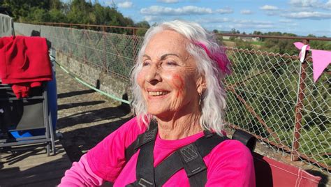 À 91 Ans Yvette Saute à Lélastique Pour Octobre Rose Ici
