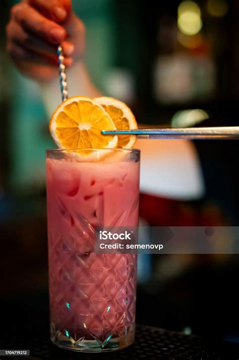바 카운터에서 유리로 칵테일을 만드는 여성 핸드 바텐더 감초 사탕에 대한 스톡 사진 및 기타 이미지 감초 사탕 과일 나이트클럽 Istock