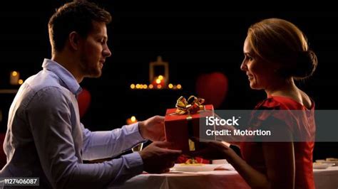 놀란된 사랑 하는 사람에 게 빨간색 선물 상자를 주는 아름 다운 여 자가 나의 발렌타인이 될 관능에 대한 스톡 사진 및 기타 이미지 Istock