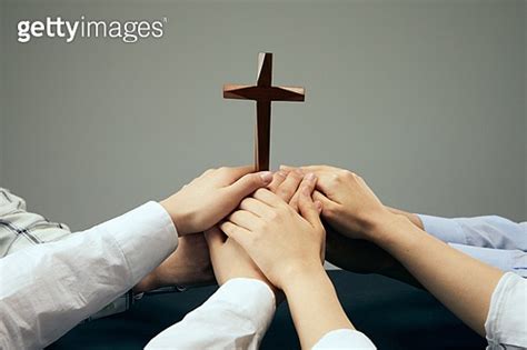 종교 기독교 기도 커뮤니케이션컨셉 찬양 감사 감사기도 성경말씀 기독교용어 선교사 역할 회개 성경 성서 여러명 3 5 사람들 사람손