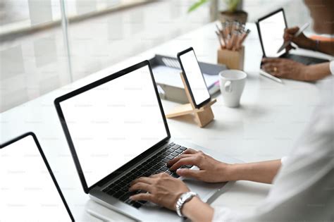 Ux Ui 디자인 현재 빈 화면 가젯 및 장치 빈 화면이 있는 노트북에서 작동하는 개발 사진 Unsplash의 청년 성인 이미지