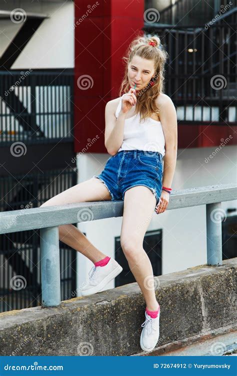 Sexig Flicka Som Suger En Klubba Arkivfoto Bild Av Stad Barn