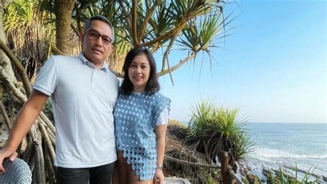 Momen Anggi Kadiman Eks Istri Tora Sudiro Mesra Dengan Suami Di Nikahan