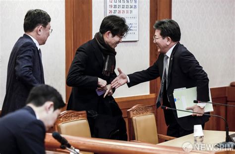 인사 나누는 한덕수 국무총리 탄핵심판 관련 양측 변호인단