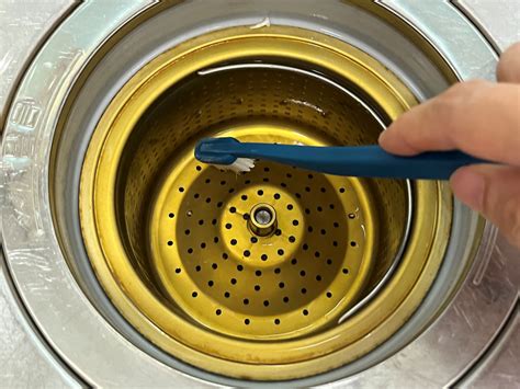 콜라를 주방 배수구에 부어보세요 싱크대 청소가 10배 쉬워집니다 텐꿀팁