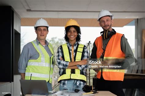 건설 및 프로젝트 청사진을 가진 팀 엔지니어 협업을 통한 건축 계획 구축 및 산업 다양성 3 명에 대한 스톡 사진 및 기타 이미지 3 명 Group A 건설 현장
