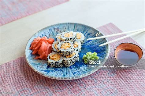 아보카도 크림 치즈 참깨를 곁들인 스시 롤 초밥 메뉴 아시아 음식훈제 생선과 신선한 야채와 함께 일본 음식 우라마키 롤 0명에 대한 스톡 사진 및 기타 이미지 Istock
