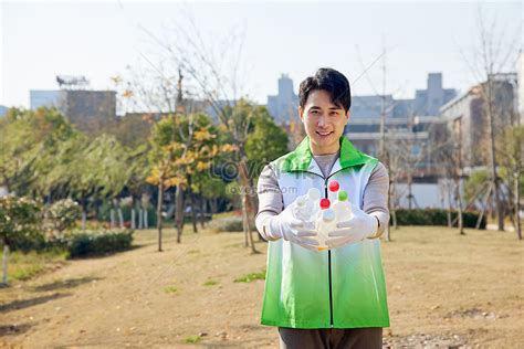 야외에서 쓰레기를 줍는 환경 자원봉사자들 사진 무료 다운로드 Lovepik